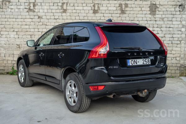 Melns Volvo XC60 2009 Liepāja, ar dzinēja tilpumu 2.40 L un nobraukumu 350 tūkst. km par 5950 €, foto 3 vietnē AUTOMOTO.COM.LV