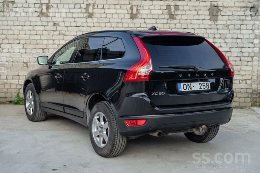 Black Volvo XC60 2009 in Liepaja, with an engine capacity of 2.40 L and mileage of 350 thousand km for 5950 €, photo 3 on AUTOMOTO.COM.LV