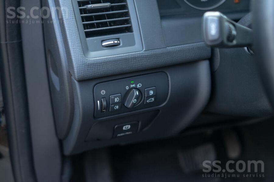 Black Volvo XC60 2009 in Liepaja, with an engine capacity of 2.40 L and mileage of 350 thousand km for 5950 €, photo 23 on AUTOMOTO.COM.LV