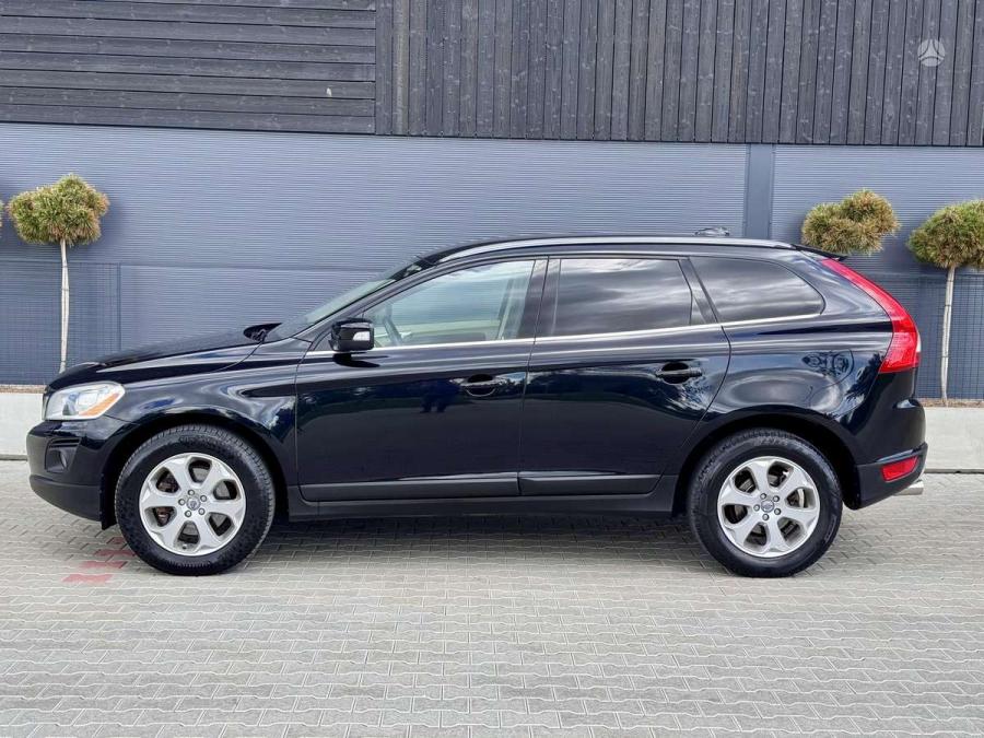 Black Volvo XC60 2009 in Siauliai, with an engine capacity of 2.40 L and mileage of 300 thousand km for 7950 €, photo 12 on AUTOMOTO.COM.LV