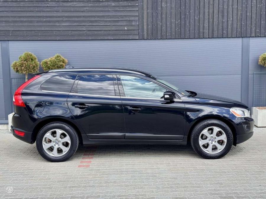 Black Volvo XC60 2009 in Siauliai, with an engine capacity of 2.40 L and mileage of 300 thousand km for 7950 €, photo 13 on AUTOMOTO.COM.LV