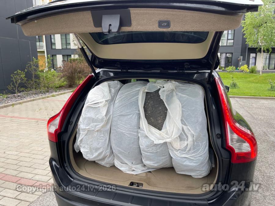 Melns Volvo XC60 2009 Tartu, ar dzinēja tilpumu 2.40 L un nobraukumu 380 tūkst. km par 5999 €, foto 19 vietnē AUTOMOTO.COM.LV