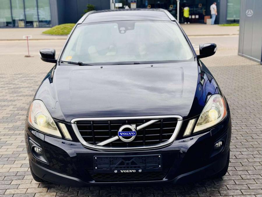 Black Volvo XC60 2009 in Siauliai, with an engine capacity of 2.40 L and mileage of 300 thousand km for 7650 €, photo 5 on AUTOMOTO.COM.LV