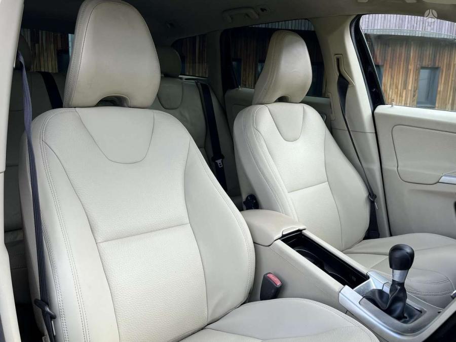 Melns Volvo XC60 2009 Tauragė, ar dzinēja tilpumu 2.40 L un nobraukumu 350 tūkst. km par 4750 €, foto 11 vietnē AUTOMOTO.COM.LV