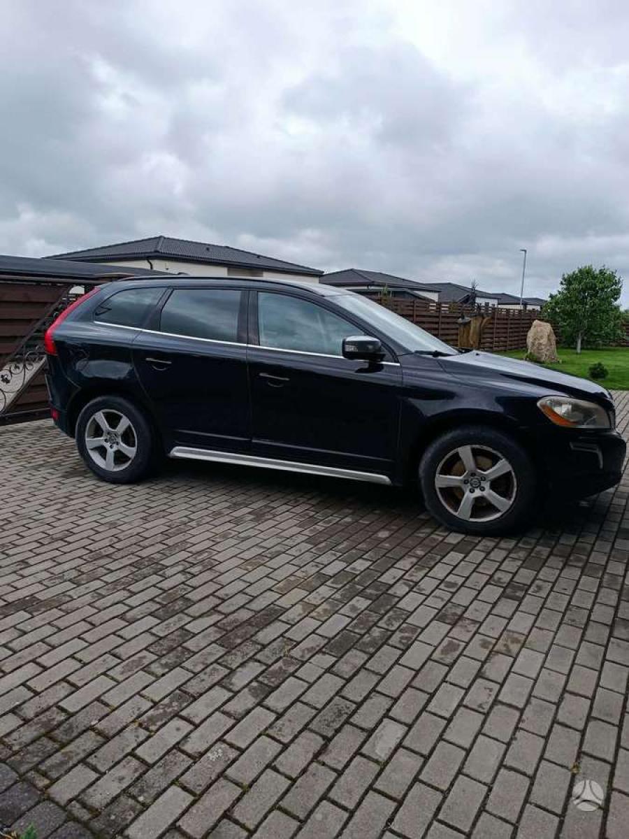Black Volvo XC60 2009 in Klaipeda, with an engine capacity of 2.40 L and mileage of 410 thousand km for 5500 €, photo 1 on AUTOMOTO.COM.LV