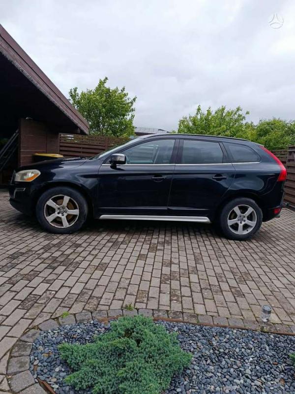Black Volvo XC60 2009 in Klaipeda, with an engine capacity of 2.40 L and mileage of 410 thousand km for 5500 €, photo 3 on AUTOMOTO.COM.LV
