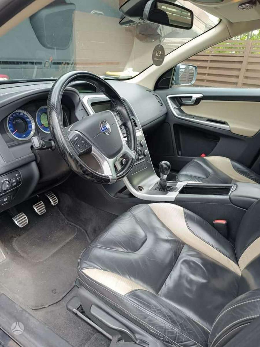 Black Volvo XC60 2009 in Klaipeda, with an engine capacity of 2.40 L and mileage of 410 thousand km for 5500 €, photo 8 on AUTOMOTO.COM.LV