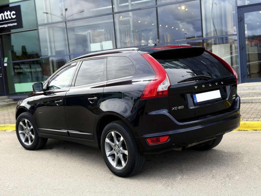 Black Volvo XC60 2009 in Klaipeda, with an engine capacity of 2.40 L and mileage of 350 thousand km for 5999 €, photo 4 on AUTOMOTO.COM.LV
