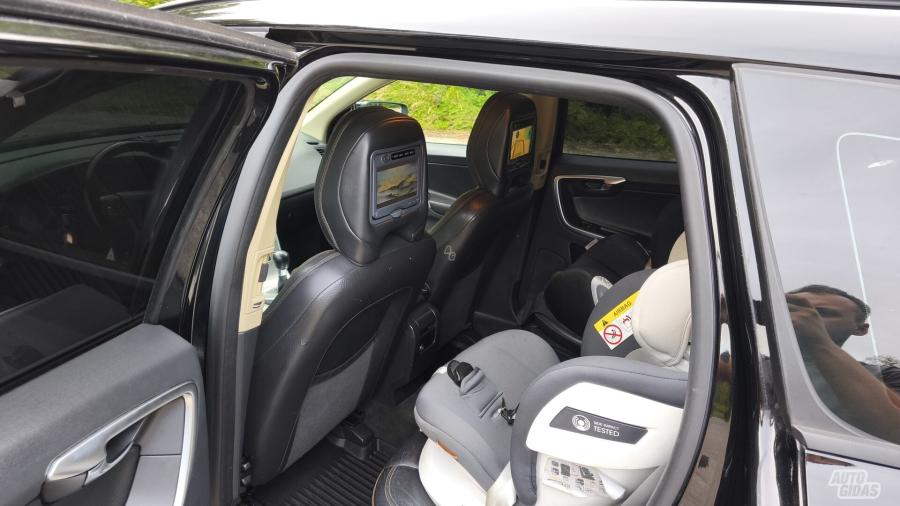 Black Volvo XC60 2009 in Raseiniai, with an engine capacity of 2.40 L and mileage of 301 thousand km for 6800 €, photo 11 on AUTOMOTO.COM.LV