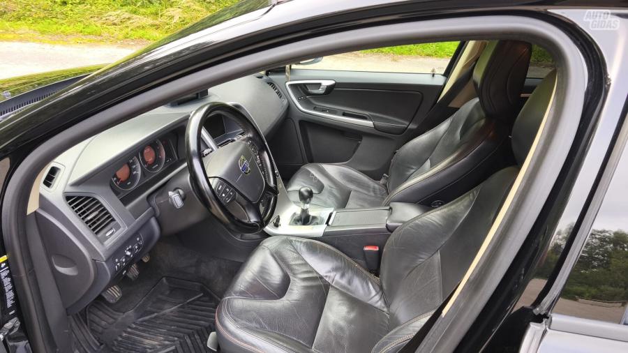 Black Volvo XC60 2009 in Raseiniai, with an engine capacity of 2.40 L and mileage of 301 thousand km for 6800 €, photo 12 on AUTOMOTO.COM.LV