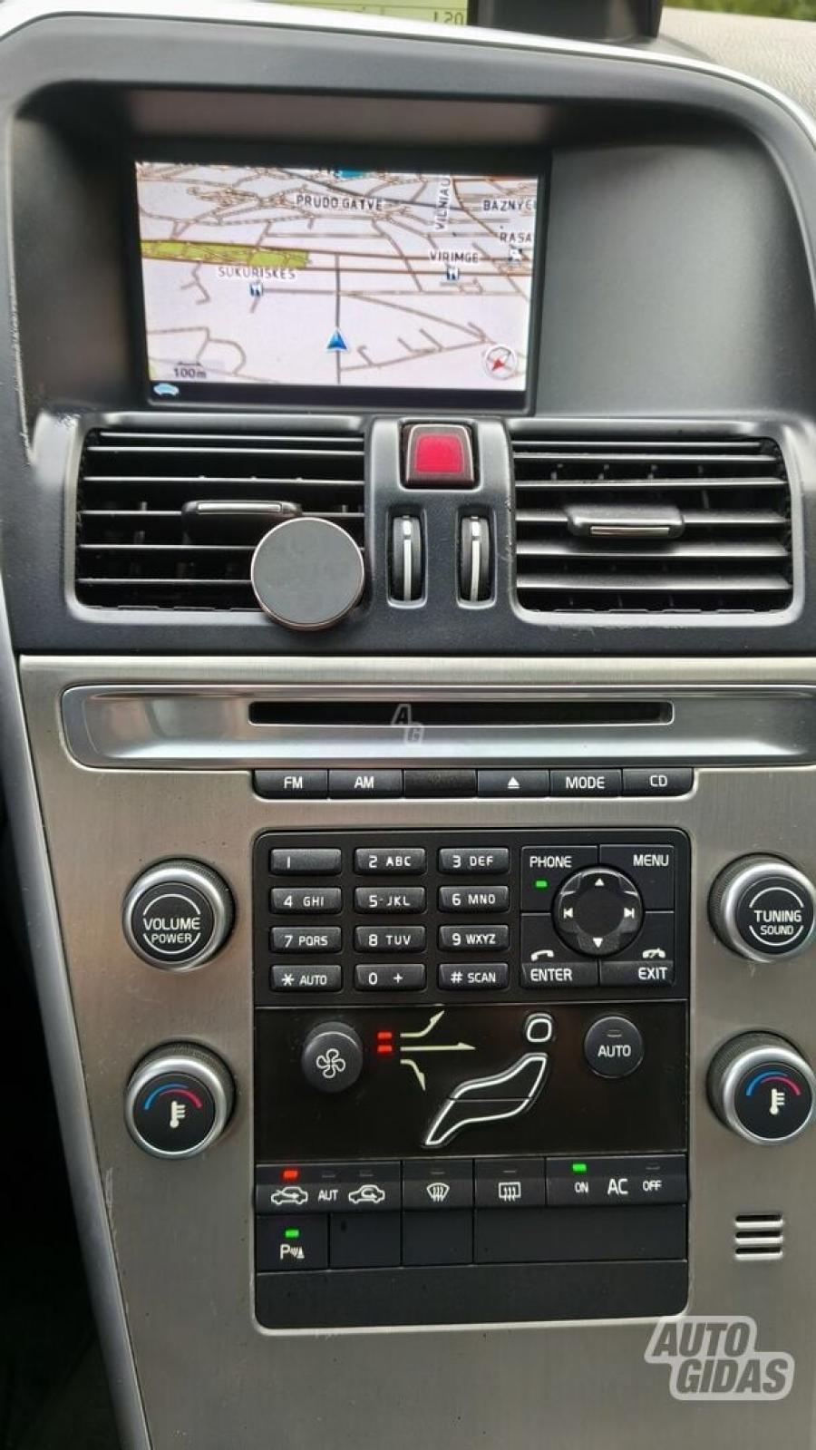 Black Volvo XC60 2009 in Raseiniai, with an engine capacity of 2.40 L and mileage of 301 thousand km for 6800 €, photo 16 on AUTOMOTO.COM.LV