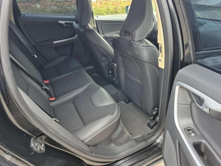 Black Volvo XC60 2009 in Vilnius, with an engine capacity of 2.40 L and mileage of 280 thousand km for 5800 €, photo 8 on AUTOMOTO.COM.LV