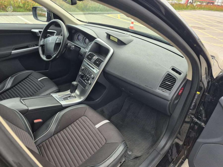 Black Volvo XC60 2009 in Vilnius, with an engine capacity of 2.40 L and mileage of 280 thousand km for 5800 €, photo 9 on AUTOMOTO.COM.LV