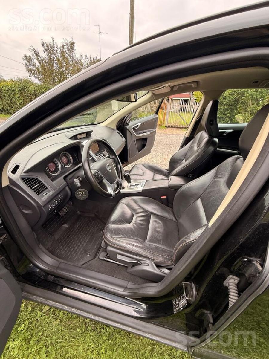 Melns Volvo XC60 2009 Cēsis, ar dzinēja tilpumu 2.40 L un nobraukumu 326 tūkst. km par 6199 €, foto 7 vietnē AUTOMOTO.COM.LV