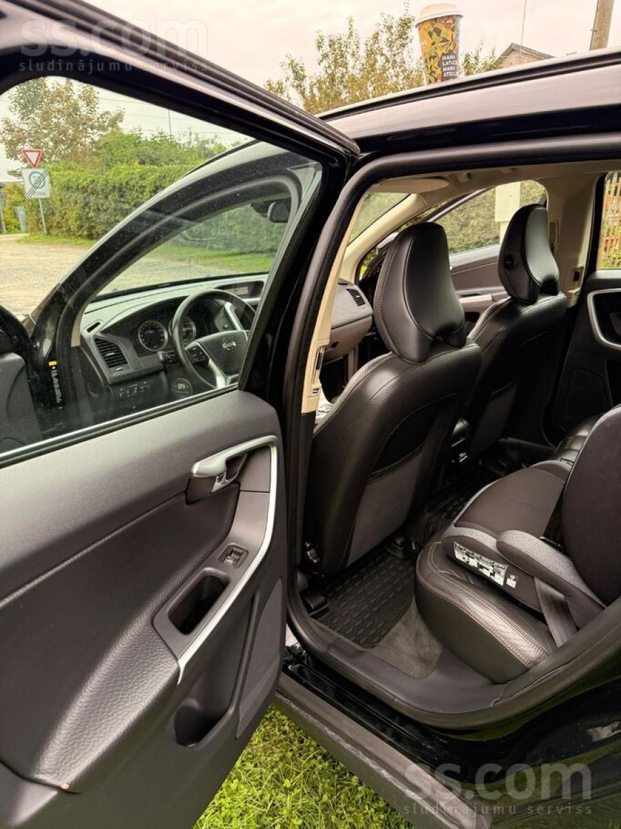 Melns Volvo XC60 2009 Cēsis, ar dzinēja tilpumu 2.40 L un nobraukumu 326 tūkst. km par 6199 €, foto 11 vietnē AUTOMOTO.COM.LV