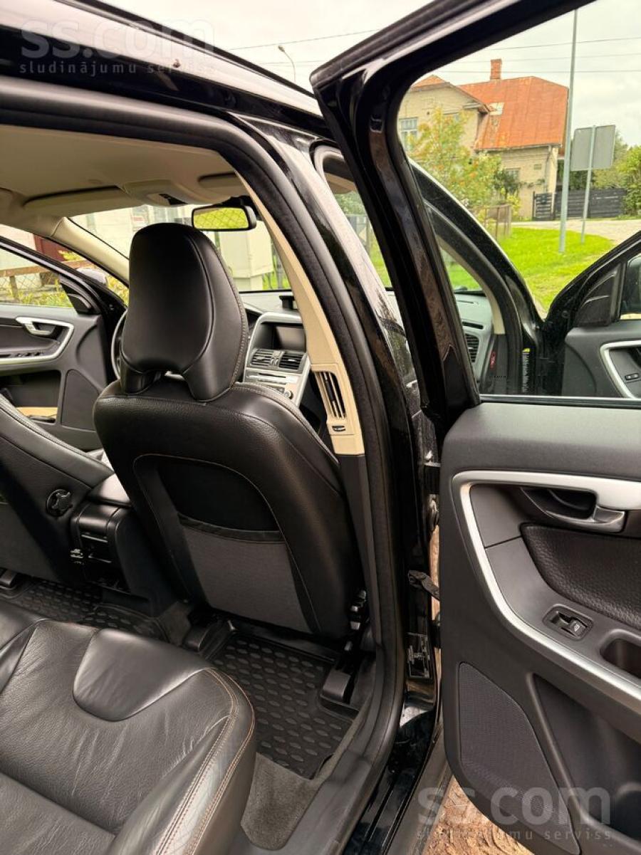 Melns Volvo XC60 2009 Cēsis, ar dzinēja tilpumu 2.40 L un nobraukumu 326 tūkst. km par 6199 €, foto 12 vietnē AUTOMOTO.COM.LV