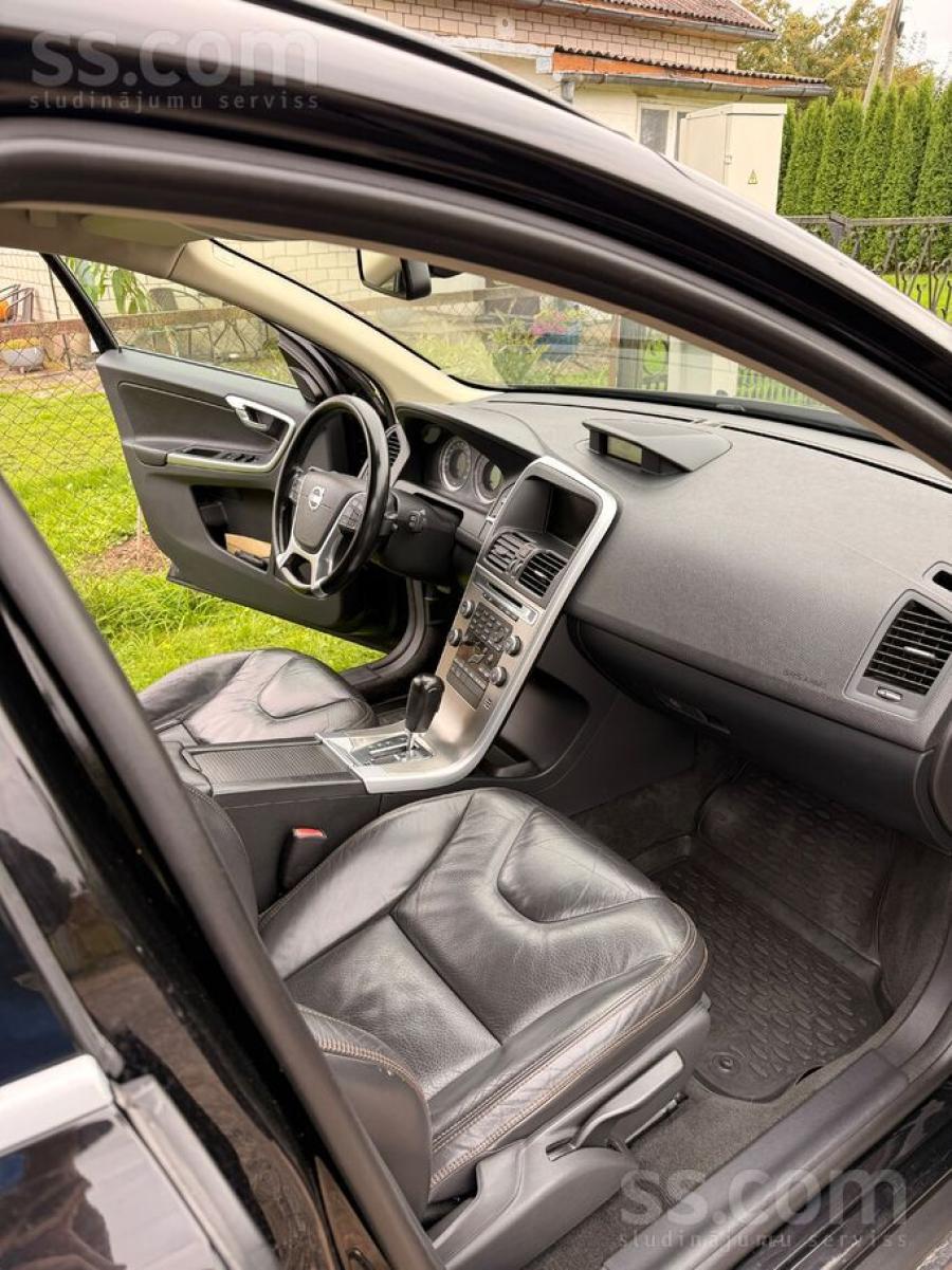 Melns Volvo XC60 2009 Cēsis, ar dzinēja tilpumu 2.40 L un nobraukumu 326 tūkst. km par 6199 €, foto 14 vietnē AUTOMOTO.COM.LV