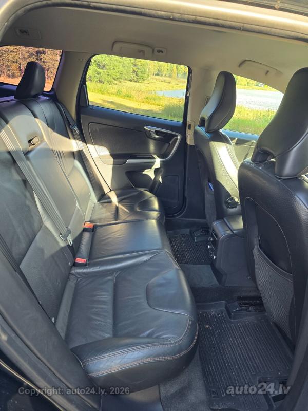 Black Volvo XC60 2009 in Elva, with an engine capacity of 2.40 L and mileage of 325 thousand km for 7750 €, photo 6 on AUTOMOTO.COM.LV
