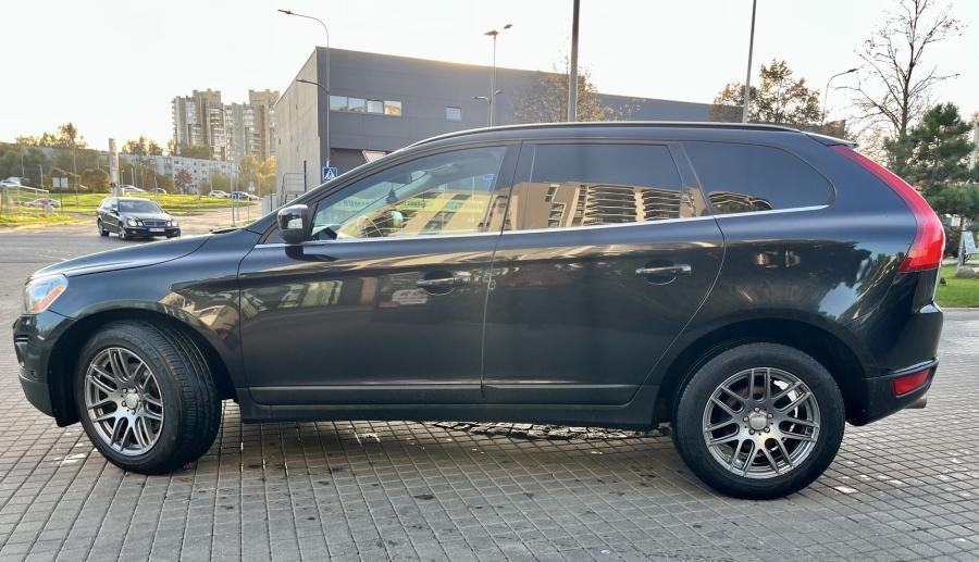 Black Volvo XC60 2009 in Vilnius, with an engine capacity of 2.40 L and mileage of 369 thousand km for 6450 €, photo 9 on AUTOMOTO.COM.LV