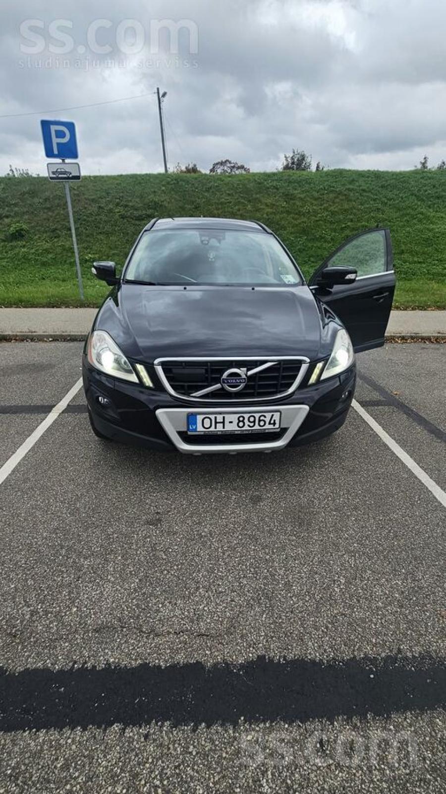 Black Volvo XC60 2009 in Daugavpils, with an engine capacity of 2.40 L and mileage of 250 thousand km for 9500 €, photo 3 on AUTOMOTO.COM.LV