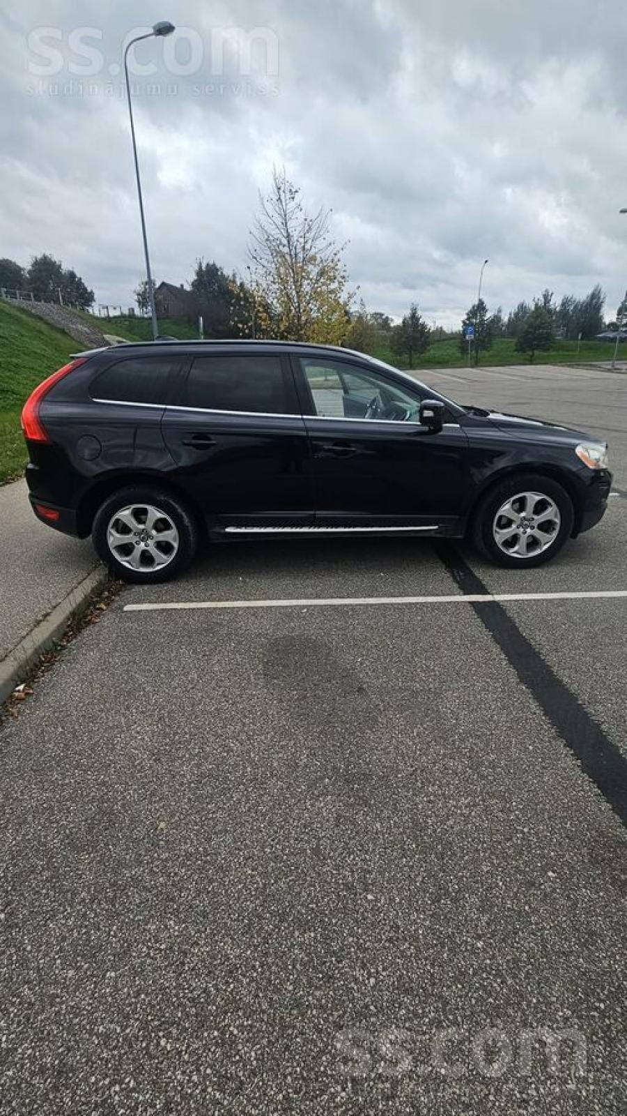 Black Volvo XC60 2009 in Daugavpils, with an engine capacity of 2.40 L and mileage of 250 thousand km for 9500 €, photo 4 on AUTOMOTO.COM.LV