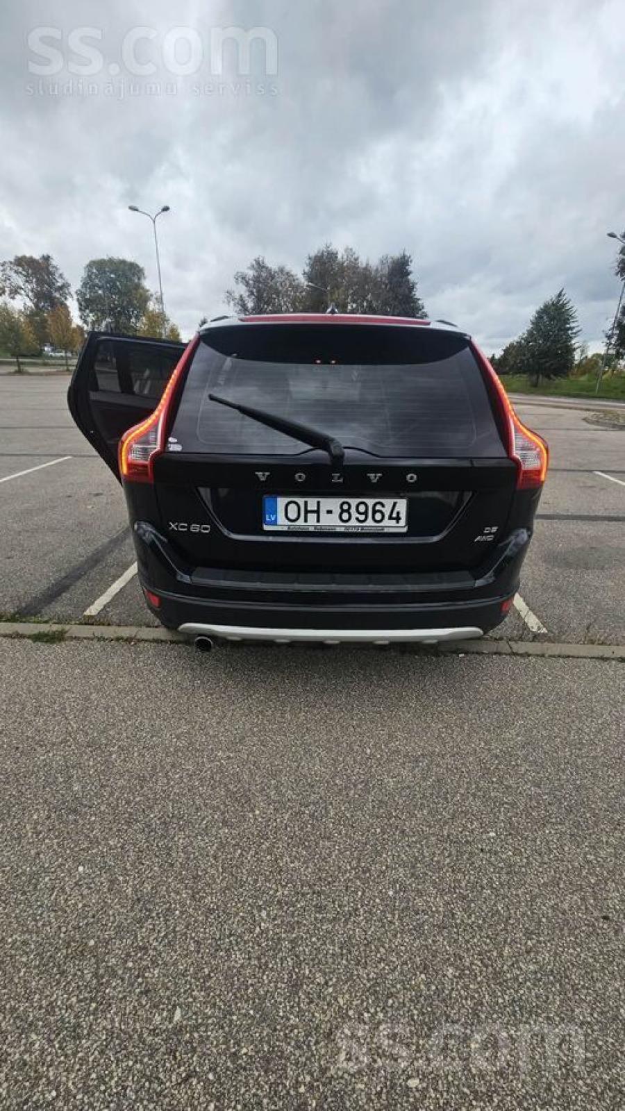 Black Volvo XC60 2009 in Daugavpils, with an engine capacity of 2.40 L and mileage of 250 thousand km for 9500 €, photo 6 on AUTOMOTO.COM.LV
