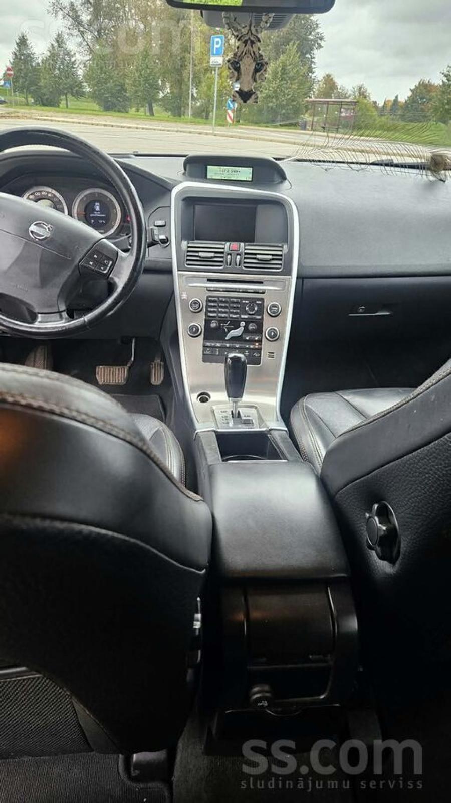 Black Volvo XC60 2009 in Daugavpils, with an engine capacity of 2.40 L and mileage of 250 thousand km for 9500 €, photo 10 on AUTOMOTO.COM.LV