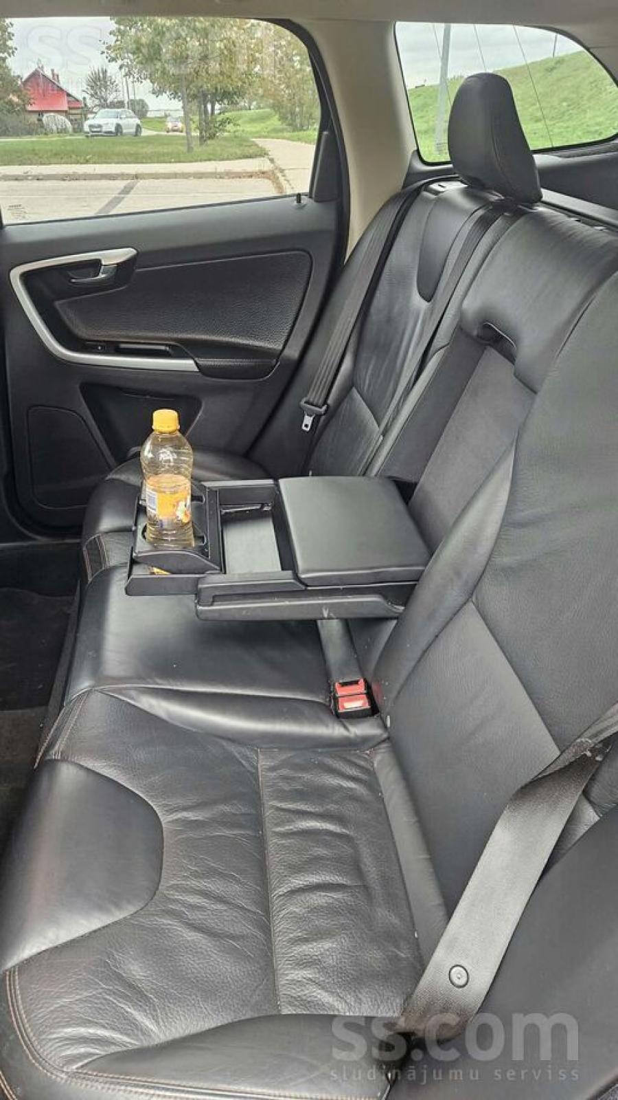 Black Volvo XC60 2009 in Daugavpils, with an engine capacity of 2.40 L and mileage of 250 thousand km for 9500 €, photo 11 on AUTOMOTO.COM.LV