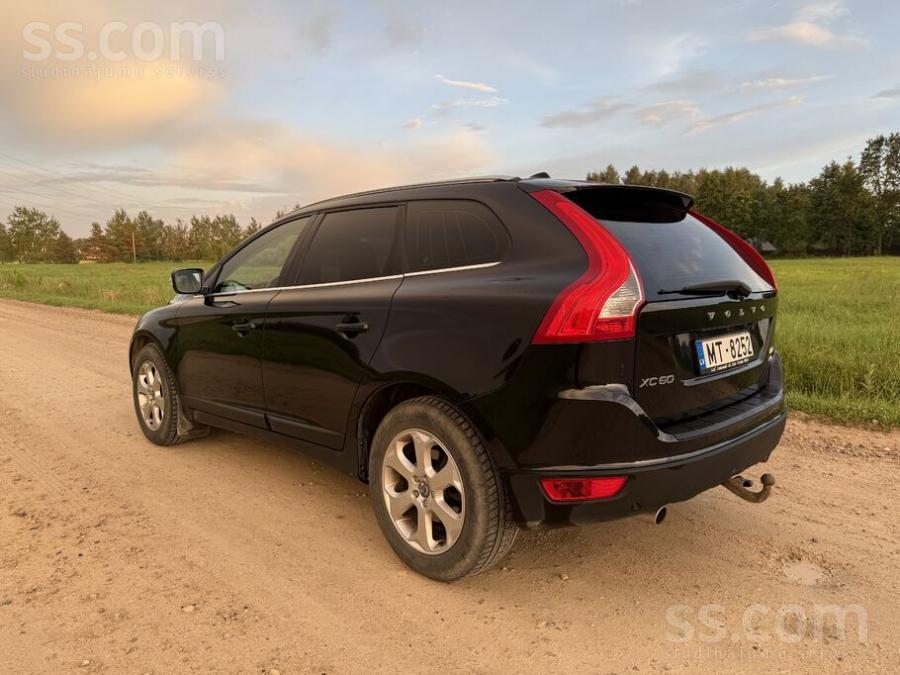 Black Volvo XC60 2010 in Riga, with an engine capacity of 2.40 L and mileage of 300 thousand km for 7400 €, photo 5 on AUTOMOTO.COM.LV