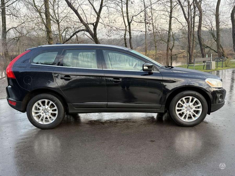 Black Volvo XC60 2010 in Taurage, with an engine capacity of 2.40 L and mileage of 313 thousand km for 6500 €, photo 4 on AUTOMOTO.COM.LV