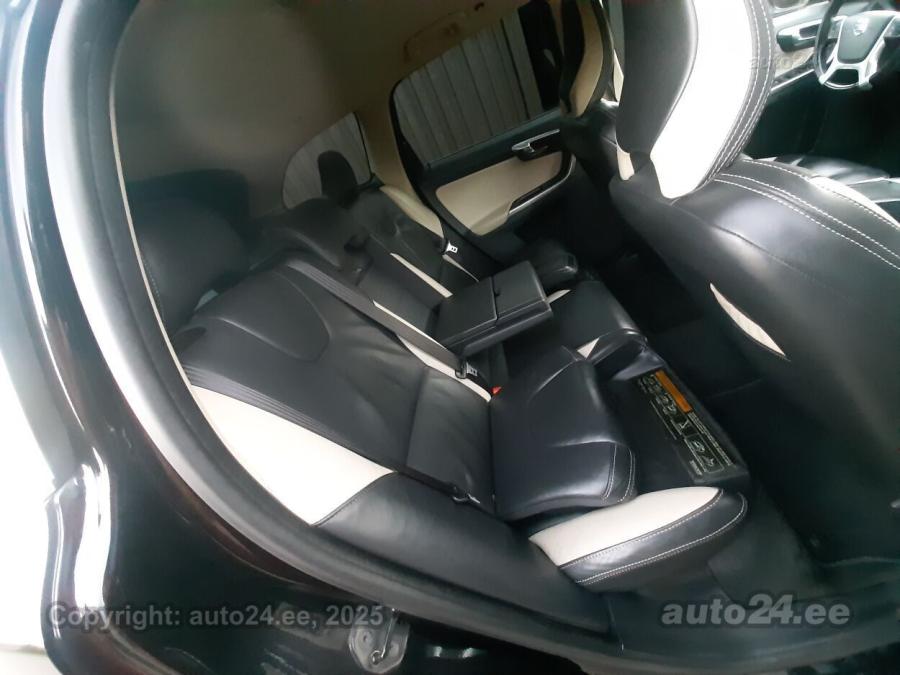 Melns Volvo XC60 2010 Tartu, ar dzinēja tilpumu 2.40 L un nobraukumu 173 tūkst. km par 11190 €, foto 19 vietnē AUTOMOTO.COM.LV