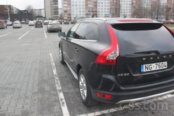 Black Volvo XC60 2010 in Riga, with an engine capacity of 2.40 L and mileage of 284 thousand km for 9000 €, photo 2 on AUTOMOTO.COM.LV