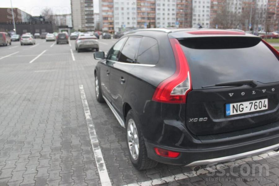 Melns Volvo XC60 2010 Rīga, ar dzinēja tilpumu 2.40 L un nobraukumu 284 tūkst. km par 9000 €, foto 2 vietnē AUTOMOTO.COM.LV