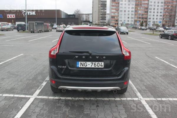 Black Volvo XC60 2010 in Riga, with an engine capacity of 2.40 L and mileage of 284 thousand km for 9000 €, photo 9 on AUTOMOTO.COM.LV