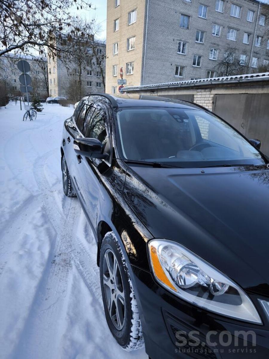 Black Volvo XC60 2010 in Jelgava, with an engine capacity of 2.40 L and mileage of 271 thousand km for 10000 €, photo 3 on AUTOMOTO.COM.LV