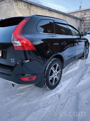 Black Volvo XC60 2010 in Jelgava, with an engine capacity of 2.40 L and mileage of 271 thousand km for 10000 €, photo 4 on AUTOMOTO.COM.LV