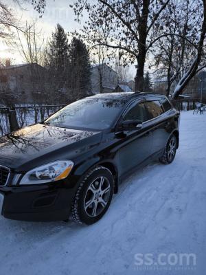 Black Volvo XC60 2010 in Jelgava, with an engine capacity of 2.40 L and mileage of 271 thousand km for 10000 €, photo 8 on AUTOMOTO.COM.LV