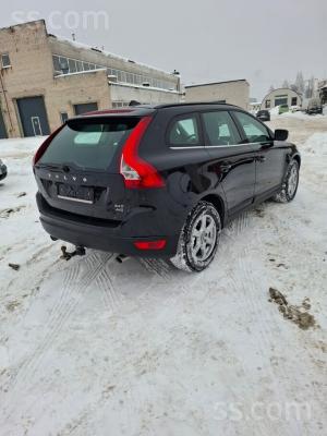 Melns Volvo XC60 2010 Tukums, ar dzinēja tilpumu 2.40 L un nobraukumu 0 tūkst. km par 6200 €, foto 3 vietnē AUTOMOTO.COM.LV