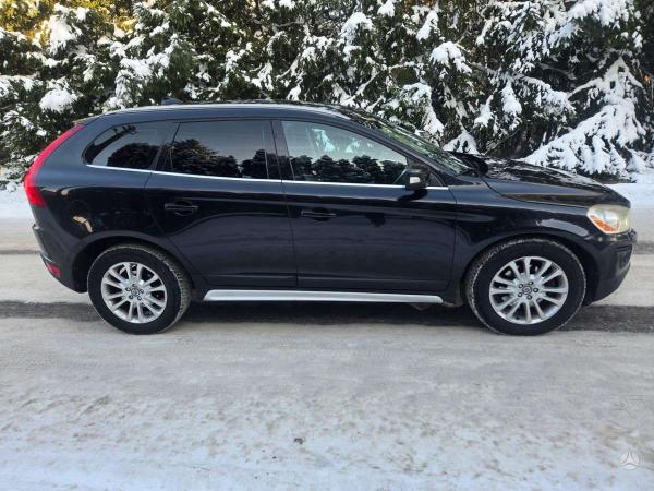 Black Volvo XC60 2010 in Vilnius, with an engine capacity of 2.40 L and mileage of 300 thousand km for 5950 €, photo 5 on AUTOMOTO.COM.LV