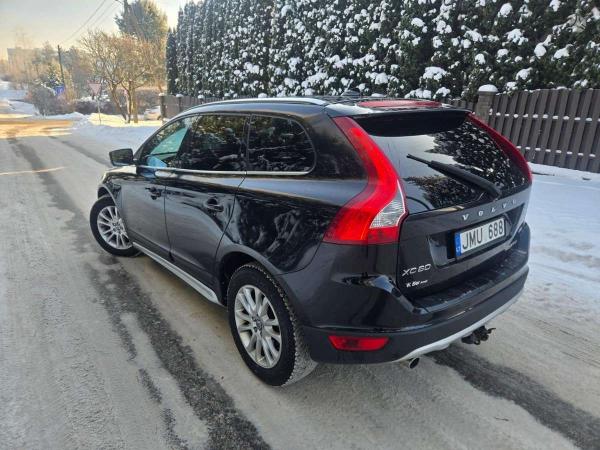 Black Volvo XC60 2010 in Vilnius, with an engine capacity of 2.40 L and mileage of 300 thousand km for 5950 €, photo 9 on AUTOMOTO.COM.LV