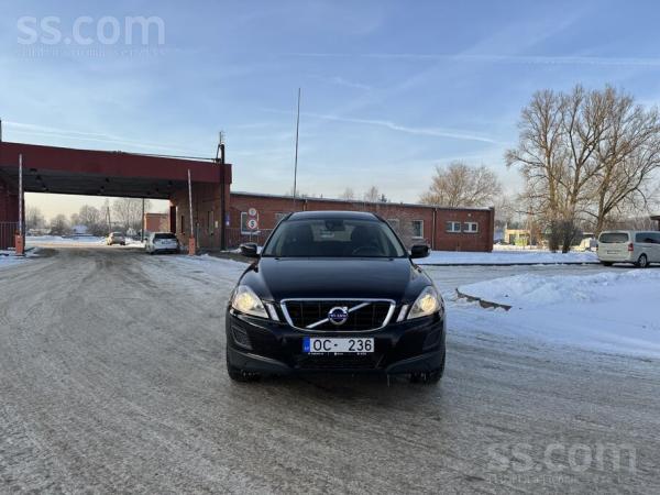 Black Volvo XC60 2010 in Cesis, with an engine capacity of 2.40 L and mileage of 0 thousand km for 8950 €, photo 3 on AUTOMOTO.COM.LV