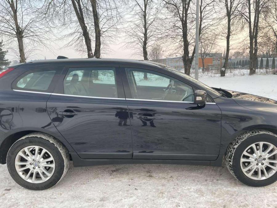 Black Volvo XC60 2010 in Taurage, with an engine capacity of 2.40 L and mileage of 185 thousand km for 8000 €, photo 5 on AUTOMOTO.COM.LV