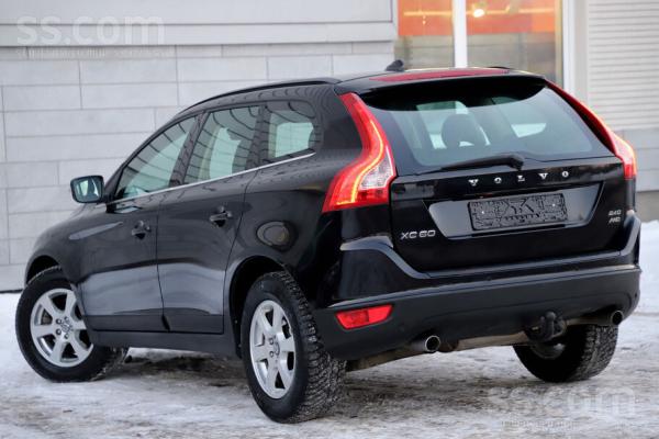 Black Volvo XC60 2010 in Tukums, with an engine capacity of 2.40 L and mileage of 335 thousand km for 7477 €, photo 5 on AUTOMOTO.COM.LV