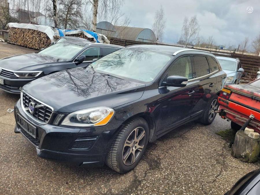 Black Volvo XC60 2010 in Telschi, with an engine capacity of 2.40 L and mileage of 300 thousand km for 5750 €, photo 11 on AUTOMOTO.COM.LV