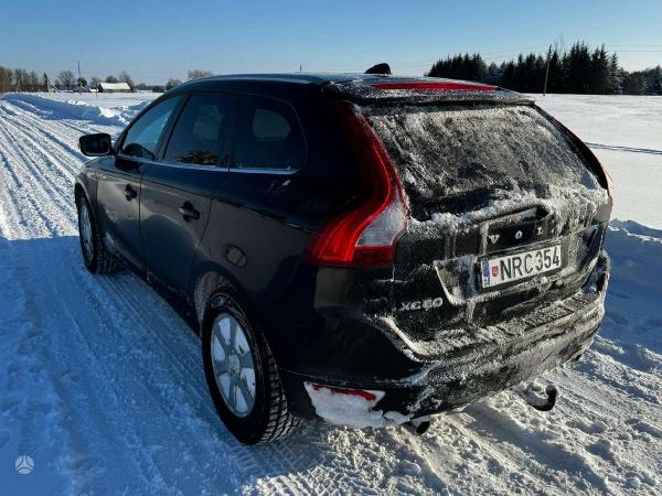 Black Volvo XC60 2010 in Panevezys, with an engine capacity of 2.40 L and mileage of 266 thousand km for 6300 €, photo 4 on AUTOMOTO.COM.LV