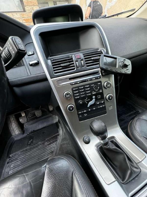 Melns Volvo XC60 2010 Panevēža, ar dzinēja tilpumu 2.40 L un nobraukumu 266 tūkst. km par 6300 €, foto 11 vietnē AUTOMOTO.COM.LV