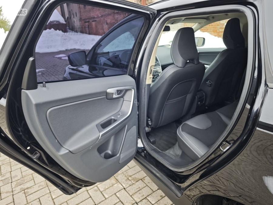 Black Volvo XC60 2010 in Vilnius, with an engine capacity of 2.40 L and mileage of 279 thousand km for 7600 €, photo 31 on AUTOMOTO.COM.LV