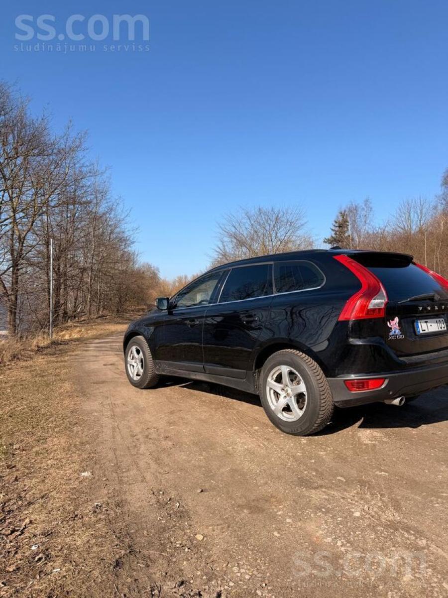 Melns Volvo XC60 2010 Rīga, ar dzinēja tilpumu 2.40 L un nobraukumu 316 tūkst. km par 9000 €, foto 2 vietnē AUTOMOTO.COM.LV
