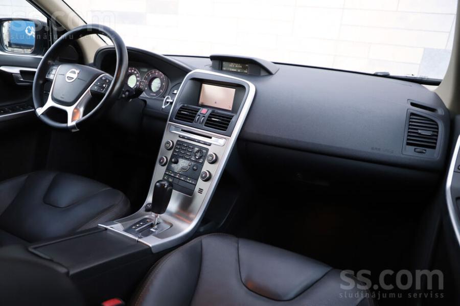 Melns Volvo XC60 2010 Tukums, ar dzinēja tilpumu 2.40 L un nobraukumu 335 tūkst. km par 7750 €, foto 8 vietnē AUTOMOTO.COM.LV