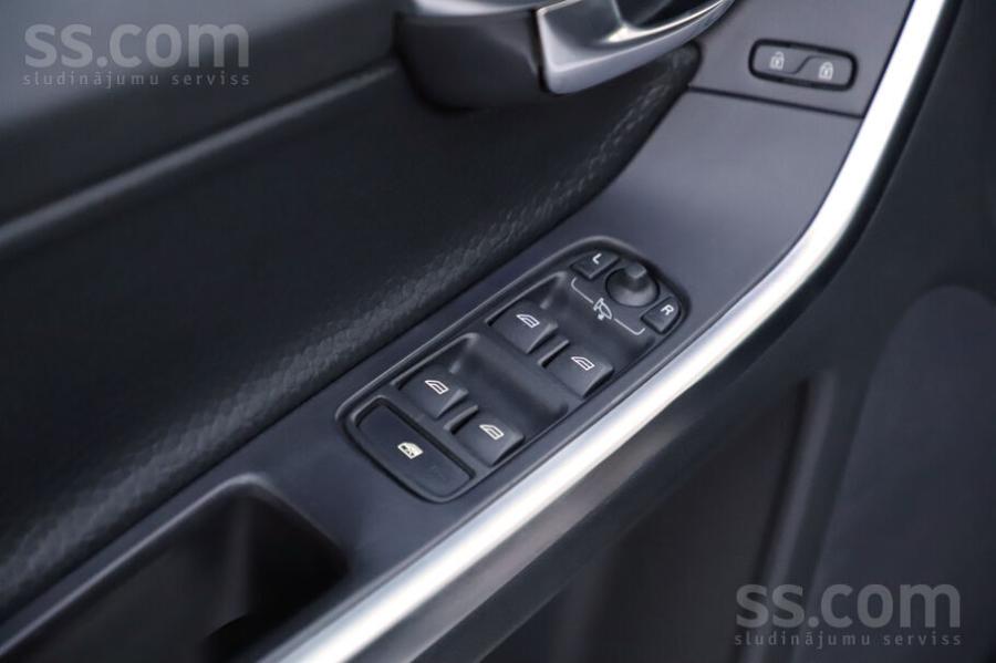 Melns Volvo XC60 2010 Tukums, ar dzinēja tilpumu 2.40 L un nobraukumu 335 tūkst. km par 7750 €, foto 13 vietnē AUTOMOTO.COM.LV